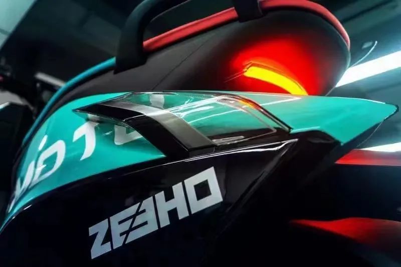 ZEEHO AE8助力春风moto3车队，并采用CFMOTO Racing PrüstelGP车队涂装_凤凰网汽车_凤凰网