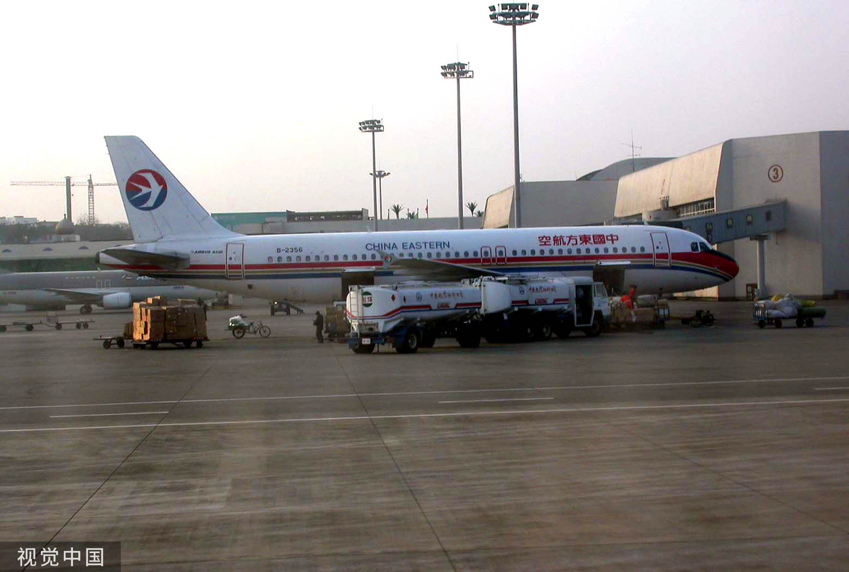 东航市值两日蒸发超1500亿元，高铁板块上涨_凤凰网财经_凤凰网