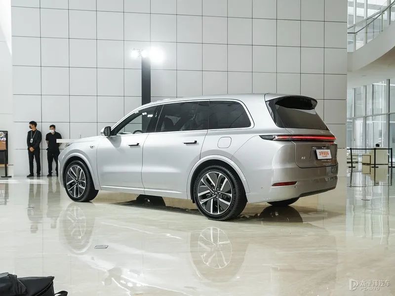 40多万就有百万级享受的奶爸SUV！理想L9终于开启交付了_凤凰网汽车_凤凰网