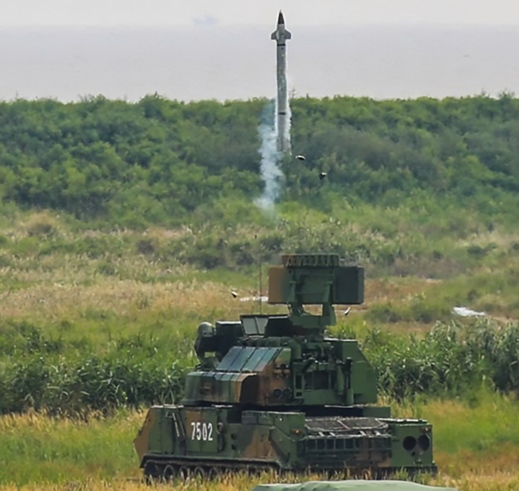 最新型“铠甲-SM”亮相俄罗斯防务展，一辆发射车48枚防空导弹_凤凰网