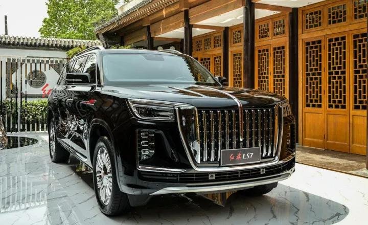 对标宋PLUS DM-i，家族首款燃油紧凑型SUV，全新红旗HS3谍照曝光_凤凰网汽车_凤凰网