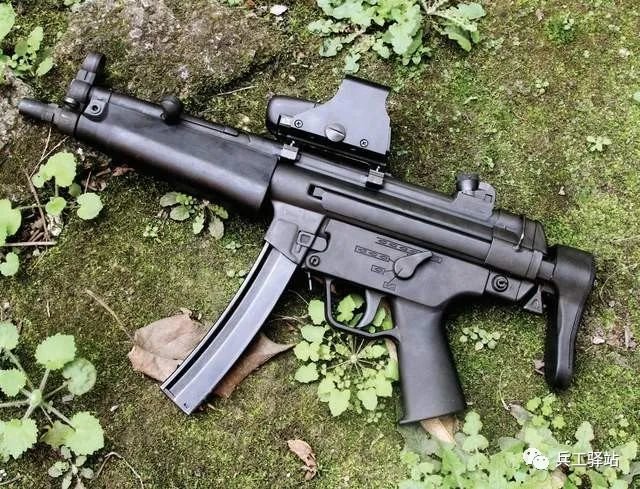 不逊于德国M P5，国产CS/LS3型9毫米冲锋枪__凤凰网