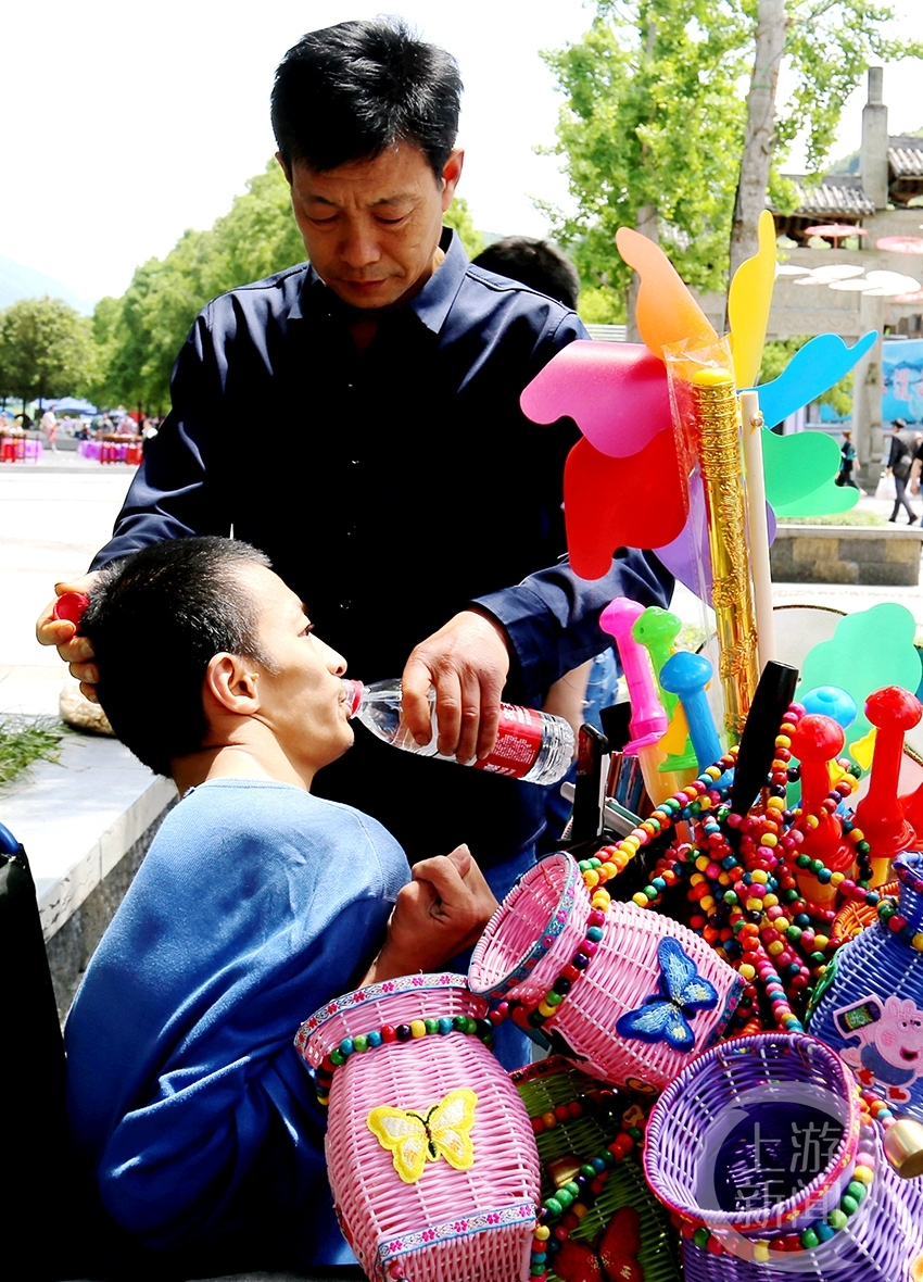 轮椅上的“店铺”__凤凰网