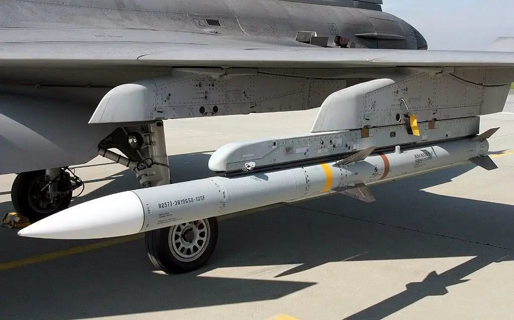 美军F22将装备射程近300千米的“超级导弹” 歼20要如何破局？_凤凰网