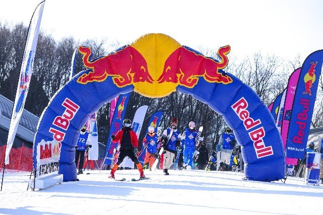 奥地利Red Bull Snow Charge 雪地冲锋赛开启今冬滑雪季_凤凰网