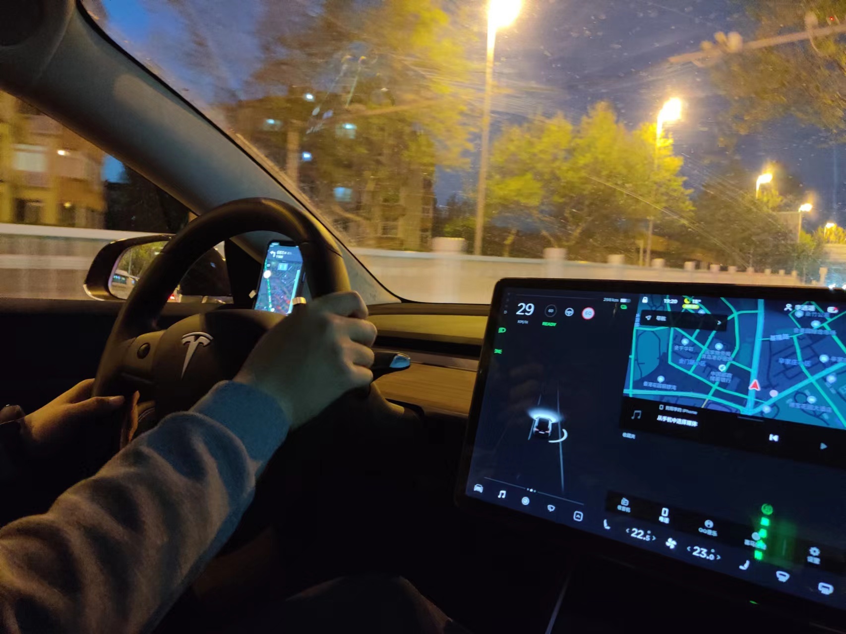 特斯拉一周两次大召回，超23万辆车中招，车机芯片过热惹祸？_凤凰网财经_凤凰网