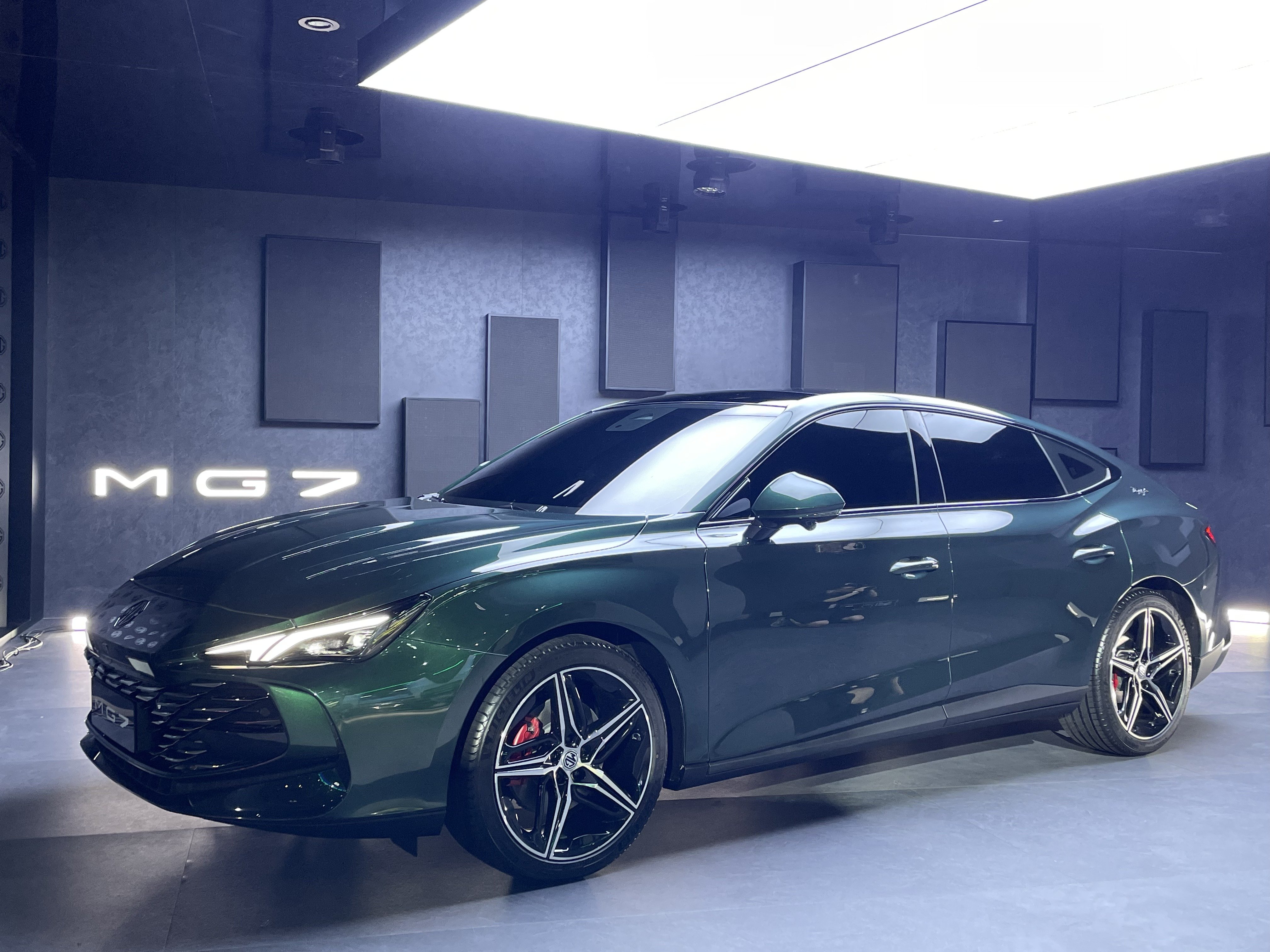 全球车MG MULAN开启预售 黑标MG7成都车展首秀 双子星惊艳展台_凤凰网汽车_凤凰网