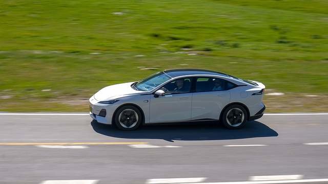 20万元级中国车，比亚迪海豹和深蓝SL03谁能干掉Model 3？_凤凰网汽车_凤凰网