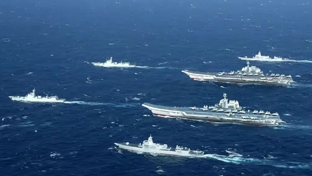 003航母与055驱逐舰同框出镜！这对黄金组合，何时一起驰骋大洋？_凤凰网军事_凤凰网