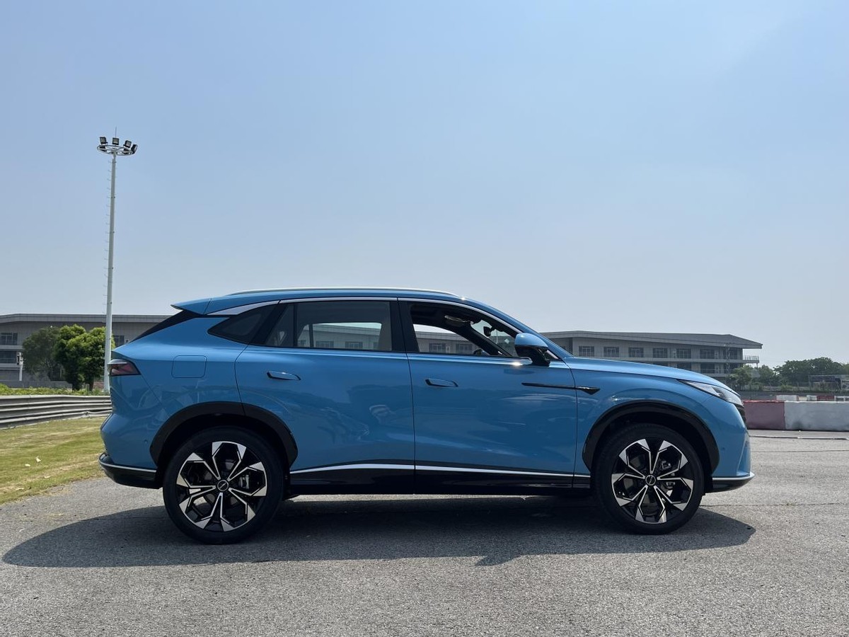 试驾全新第三代荣威RX5/超混eRX5 自主SUV卷王来了？_凤凰网汽车_凤凰网