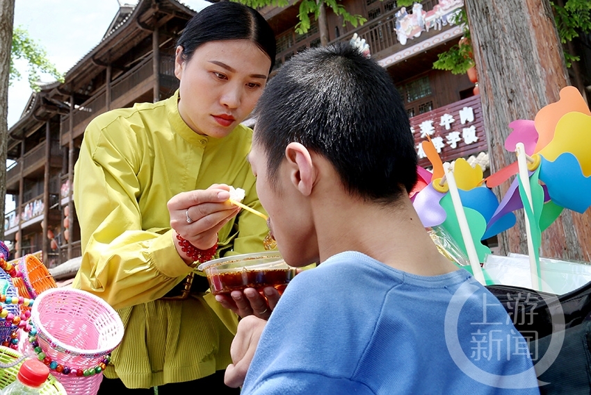 轮椅上的“店铺”__凤凰网