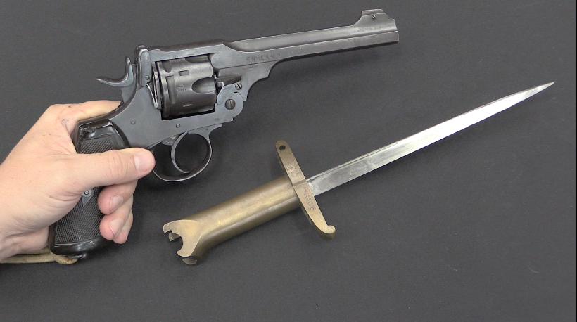 除了八磅锤、螺纹钢，为了应付堑壕战，英国人还给手枪上了刺刀__凤凰网