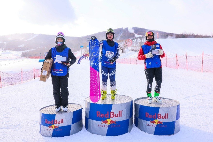 奥地利Red Bull Snow Charge 雪地冲锋赛开启今冬滑雪季__凤凰网