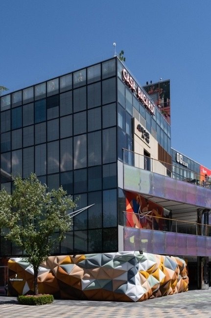 PeakPerformance 壁克峰开创全新零售业态艺术围挡，三里屯首店围挡正式落建_凤凰网商业_凤凰网