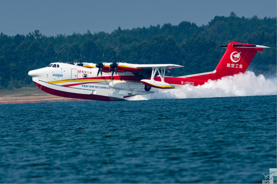 刚刚，“鲲龙”AG600M腾空布水，喜提订单_凤凰网