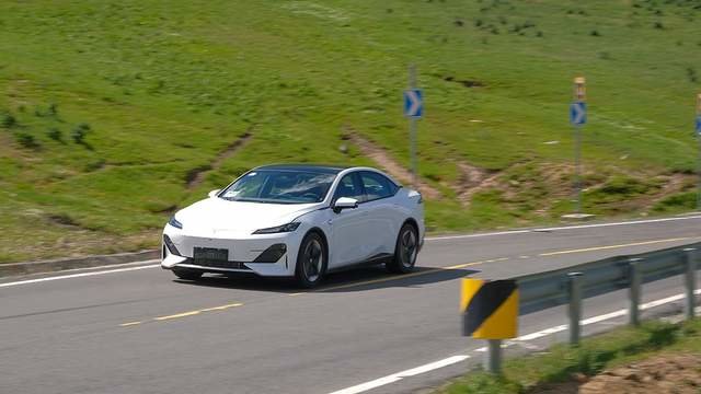 20万元级中国车，比亚迪海豹和深蓝SL03谁能干掉Model 3？_凤凰网汽车_凤凰网