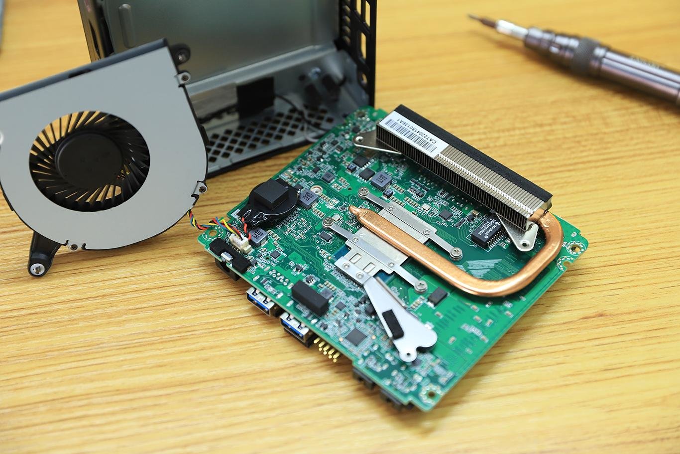 手掌大小的电脑，1000元的四核NUC，intel阿特拉斯峡谷评测__凤凰网