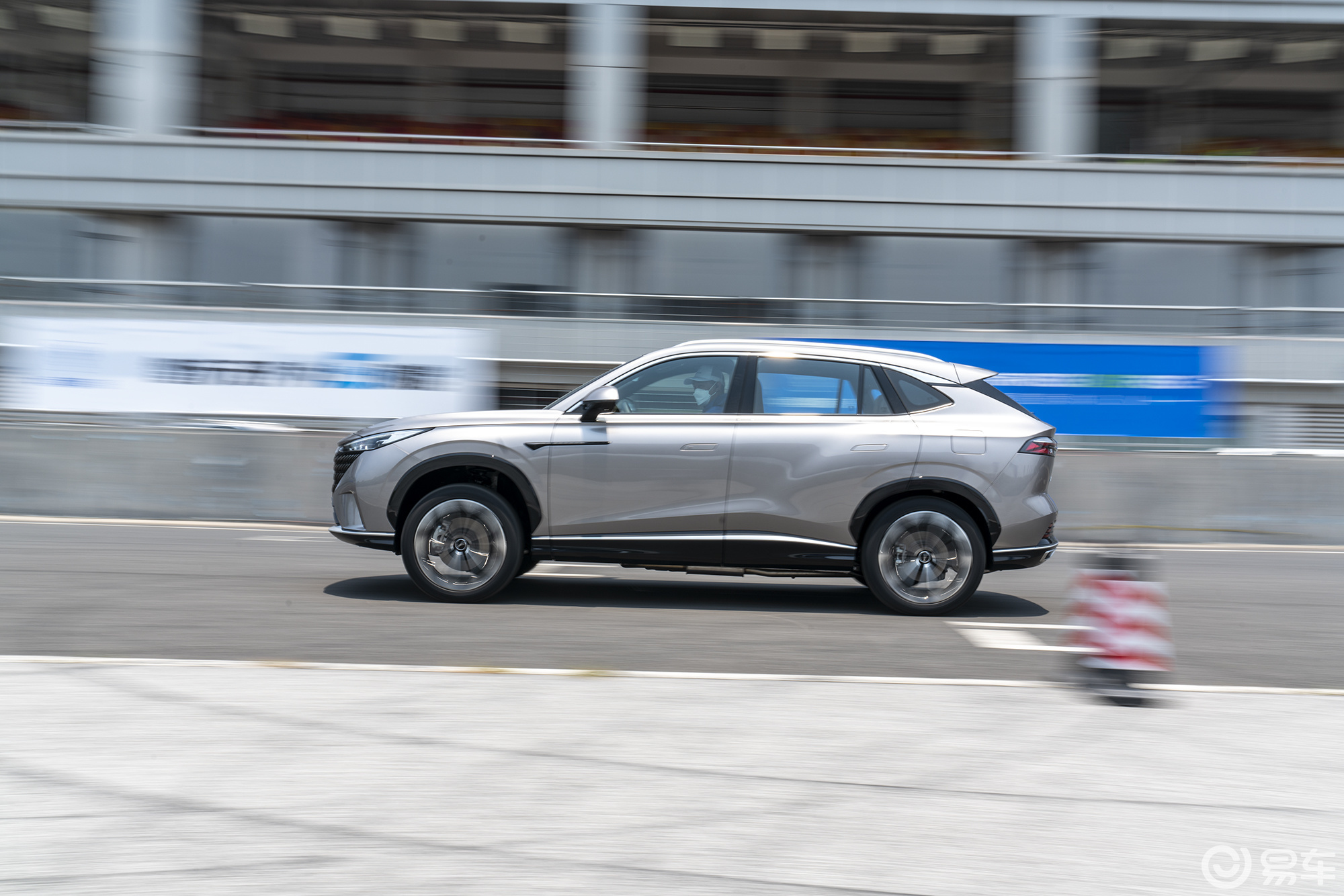 配得上颜值的驾驶感受 抢先试驾第三代荣威RX5/eRX5_凤凰网汽车_凤凰网