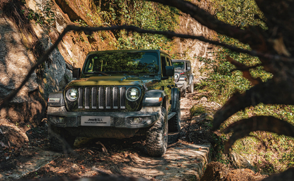 Jeep车出事故4S店不按定损单修车 当事人怀疑4S店骗保_凤凰网汽车_凤凰网