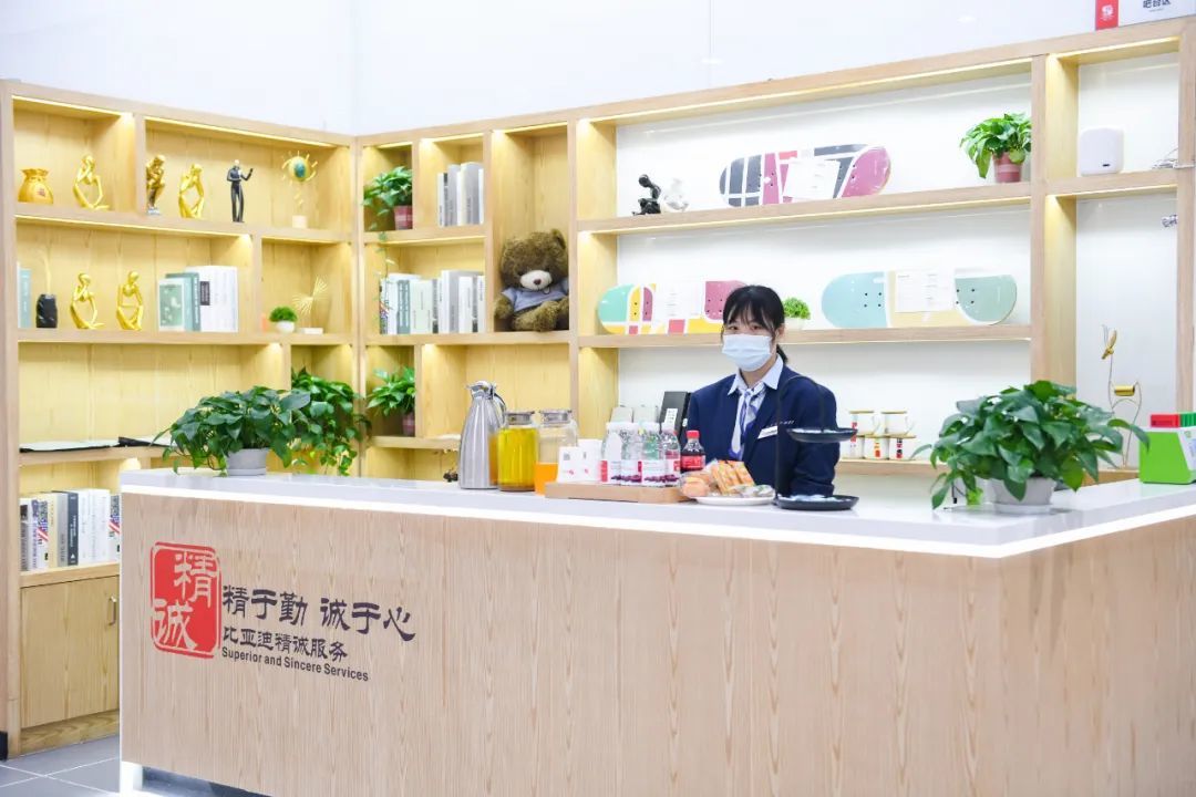 在重庆比亚迪4S店，我感受了一把VIP中P_凤凰网汽车_凤凰网