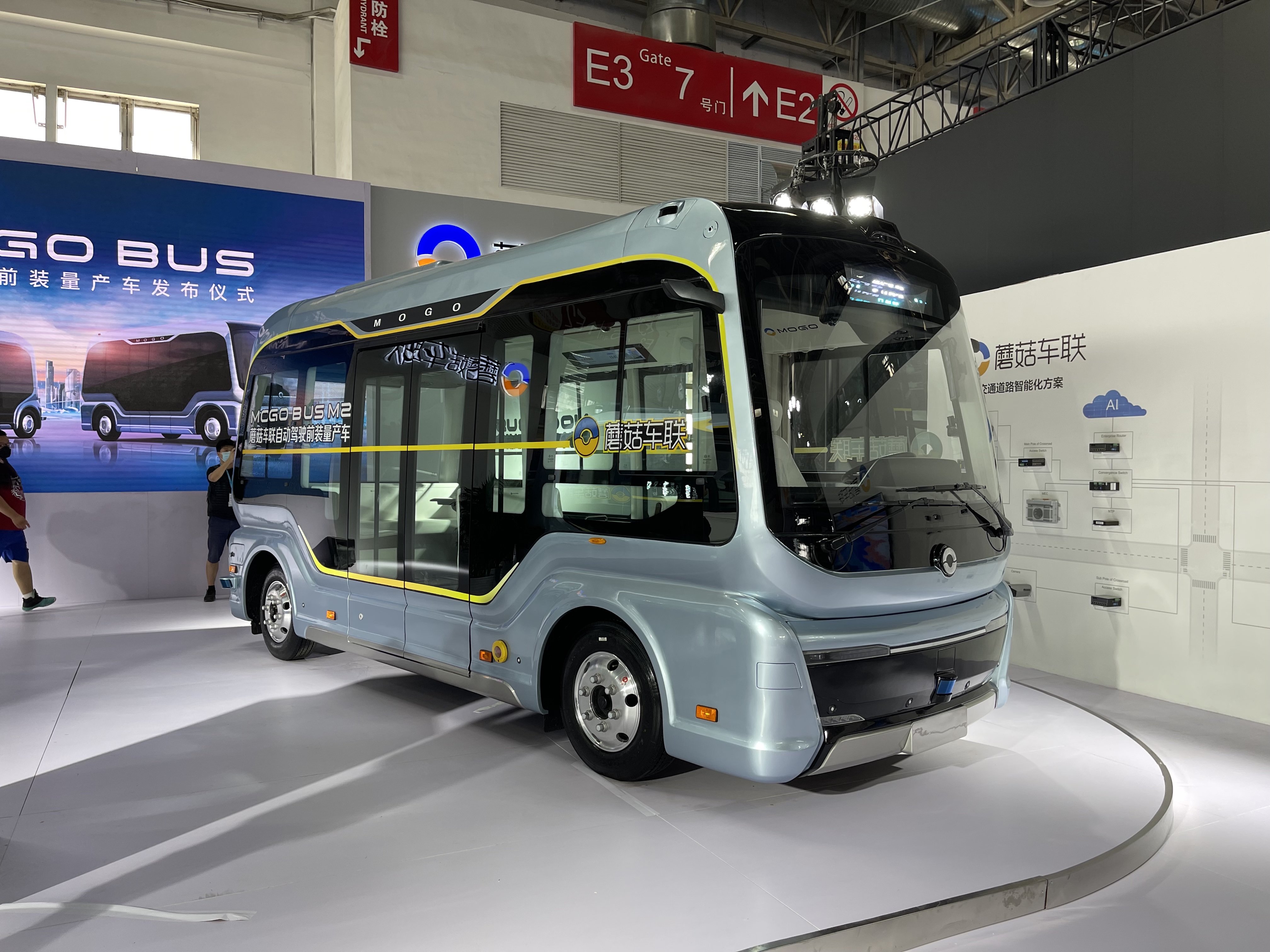 能合法上路的无人驾驶巴士！蘑菇车联发布MOGO BUS_凤凰网汽车_凤凰网