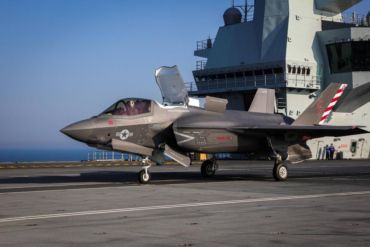 重磅！歼-15D现身山东舰甲板，作为一款支援机型为何是单座设计？_凤凰网