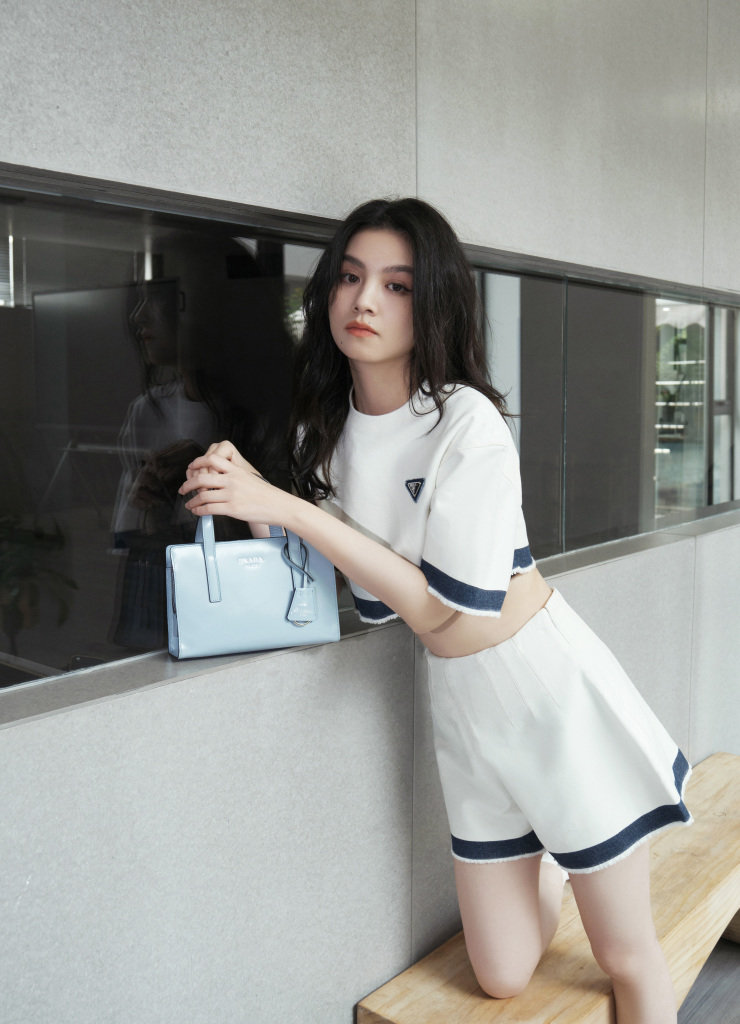 演员春夏发布周五随拍写真 露脐装配短裤青春洋溢_凤凰网