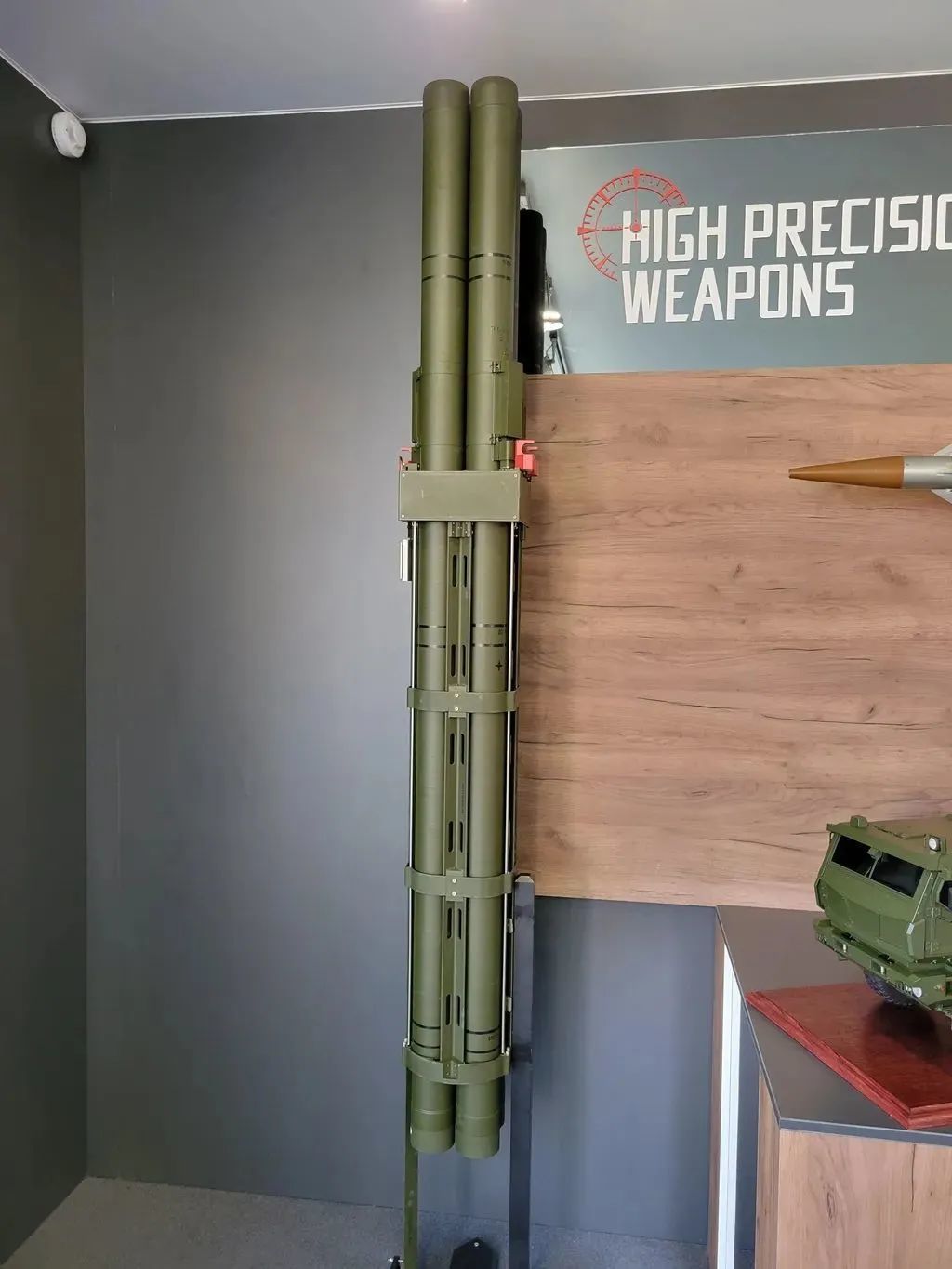 最新型“铠甲-SM”亮相俄罗斯防务展，一辆发射车48枚防空导弹_凤凰网