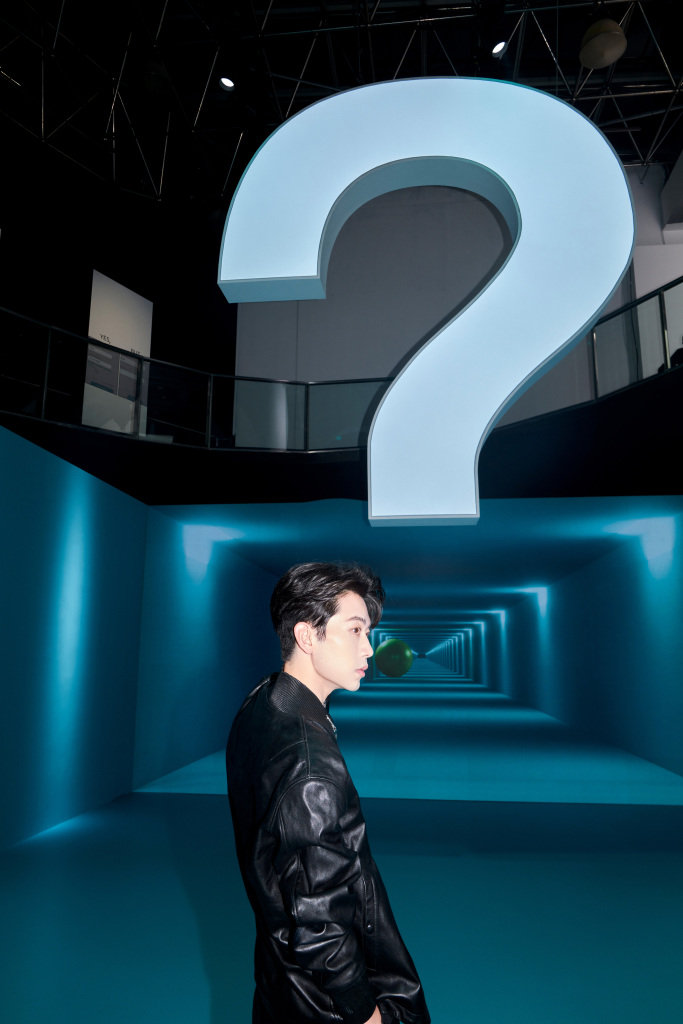 费启鸣GQLab问号展看展活动写真 黑色造型变身潮酷型男_凤凰网
