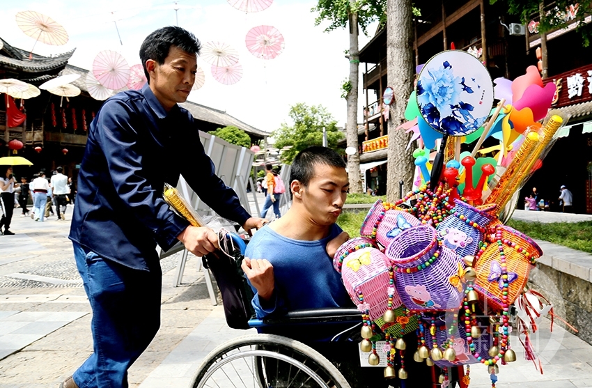 轮椅上的“店铺”__凤凰网