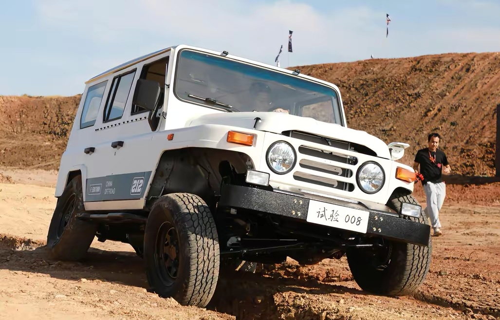 北汽新款BJ212亮相 长度和轴距大幅增加 依旧2.4T动力_凤凰网汽车_凤凰网