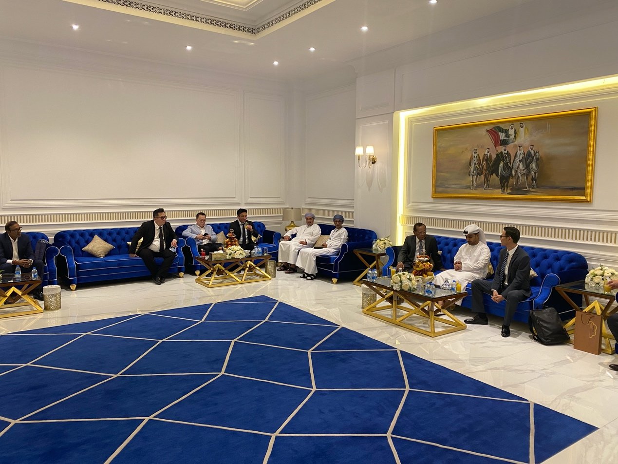 鲨湾科技与阿联酋哈伊马角王室、EPMB达成战略合作，赋能蓝鲨智能摩托布局中东市场_凤凰网