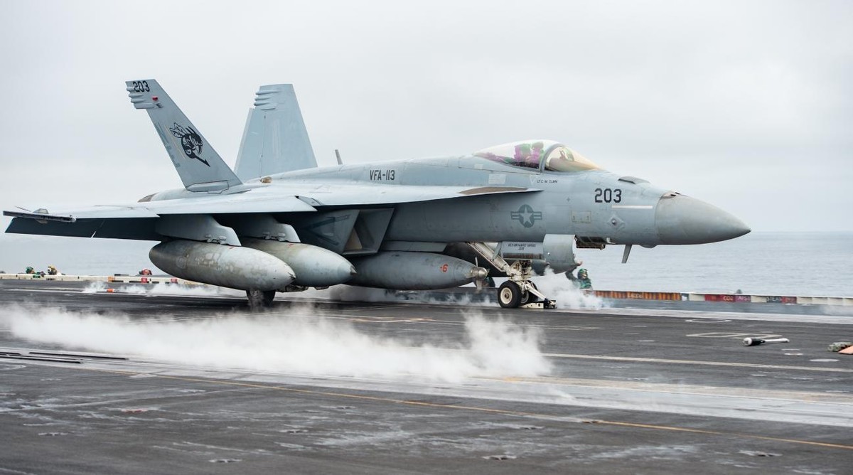 重磅！歼-15D现身山东舰甲板，作为一款支援机型为何是单座设计？_凤凰网军事_凤凰网