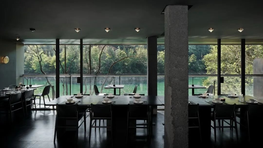 自驾1.5h探秘「明月松间」江南首秀，隐逸烟雨中的水边府邸，惊艳亮相__凤凰网