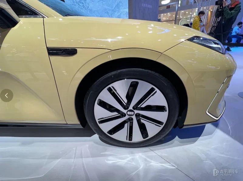 车长5米！吉利银河E8正式亮相！搭45英寸8K超大屏+8295芯片…_凤凰网汽车_凤凰网