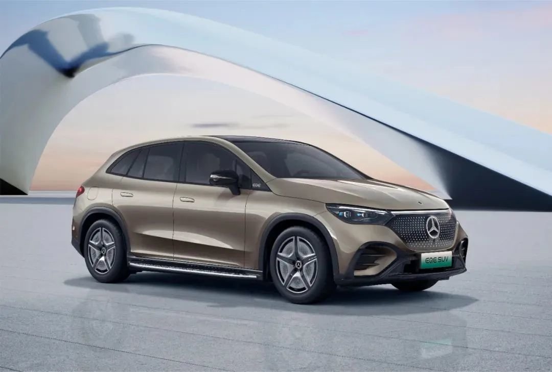 奔驰EQE SUV正式上市，轴距超3米，配贯穿大屏， 48.6万起卖！看到价格自主豪华们慌了……_凤凰网汽车_凤凰网