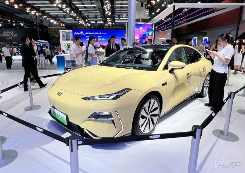 车长5米！吉利银河E8正式亮相！搭45英寸8K超大屏+8295芯片…_凤凰网汽车_凤凰网