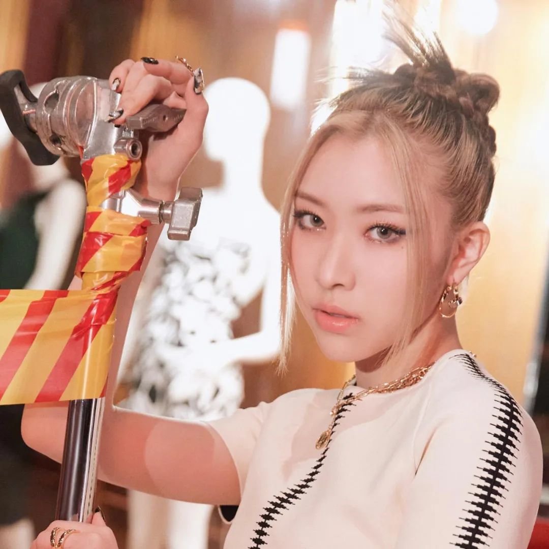 王嘉尔口中的明日之星！这个女团到底什么来头？__凤凰网