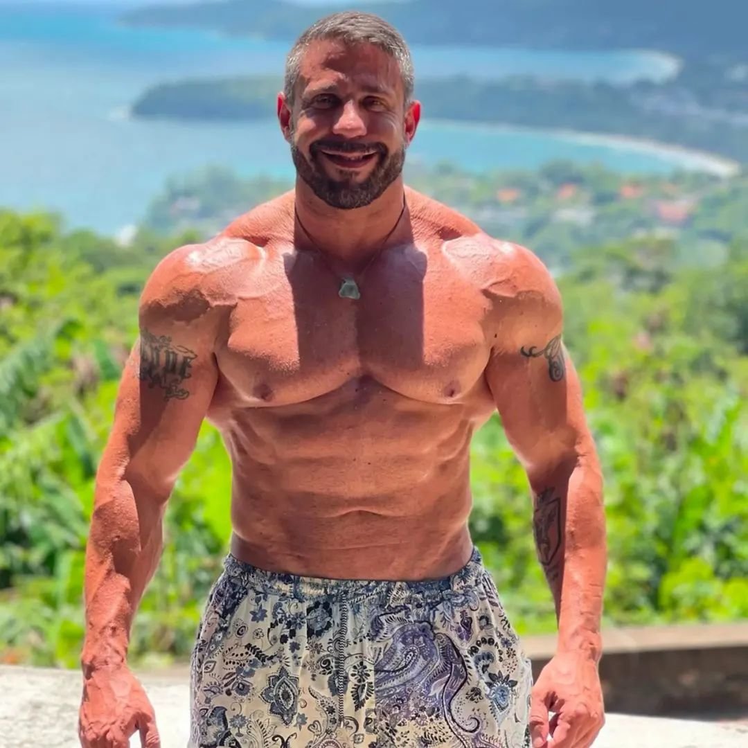 大学数学老师竟是超火成人片影星！学校将他开除，他成功起诉获赔，人生太精彩_凤凰网