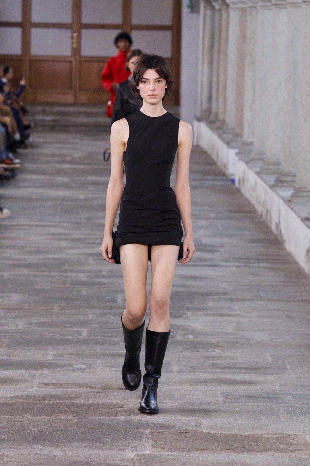 #嘉人谈资# Simone Bellotti担任Bally设计总监的_凤凰网