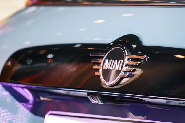 宝马市值蒸发“5亿个冰淇淋”，上海宝马MINI 4S店：销售影响很大_凤凰网