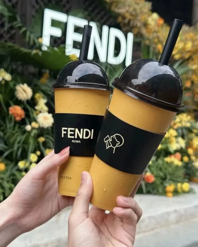 FENDI这波喜茶喝出了奢侈感，算幻觉吗？_凤凰网时尚_凤凰网