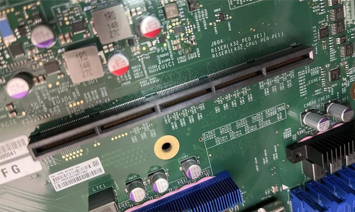 英特尔至强处理器LGA 7529插槽尺寸对比：是桌面处理器LGA 1700的4倍多_业界_科技快报_砍柴网