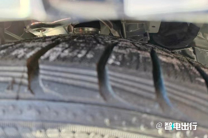 华为问界M9年产4万辆！续航200公里PK理想L8_凤凰网汽车_凤凰网