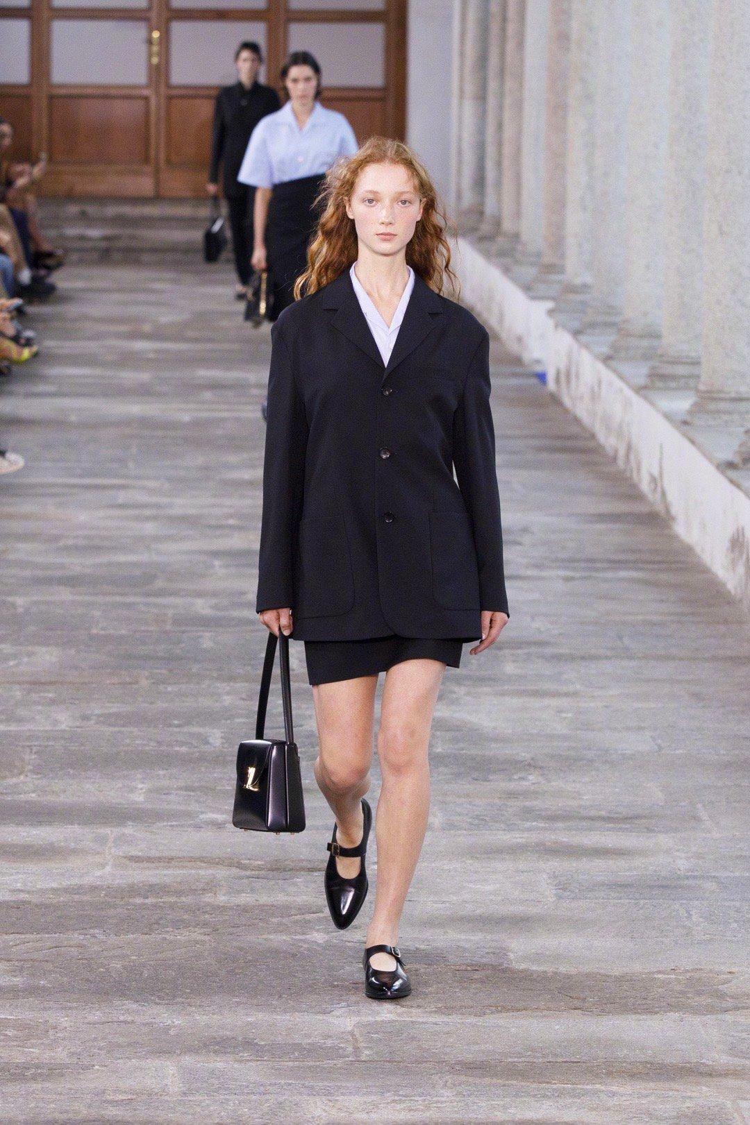 #嘉人谈资# Simone Bellotti担任Bally设计总监的_凤凰网