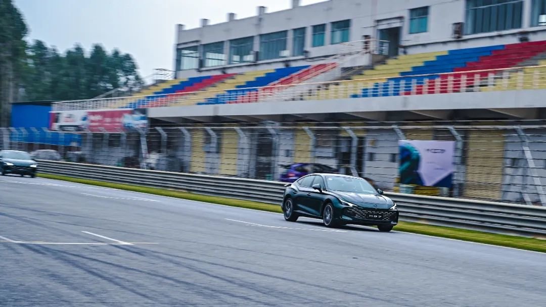 261Ps+405Nm的动力，修长优雅的车身，赛道试驾MG7_凤凰网汽车_凤凰网