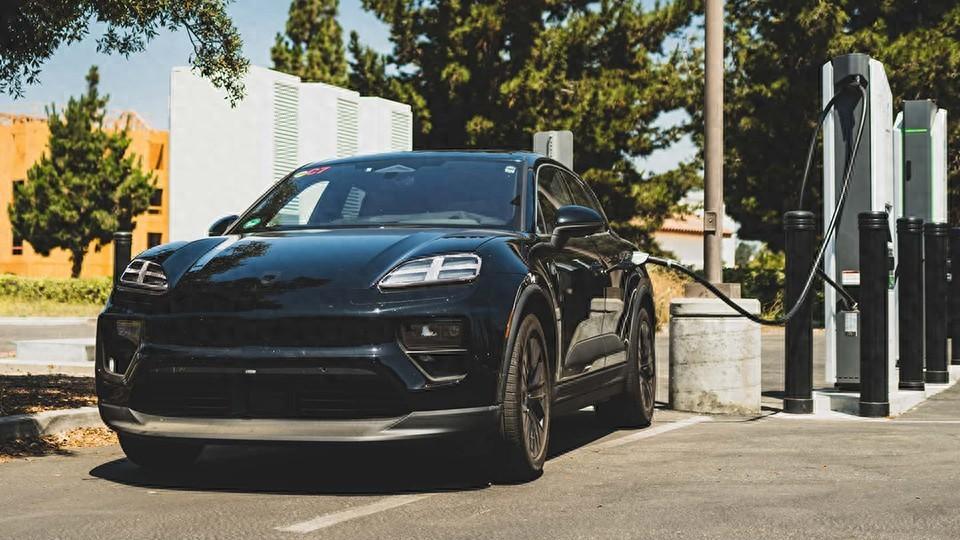 4秒内破百，续航还能破700km？纯电Macan更像保时捷_凤凰网汽车_凤凰网