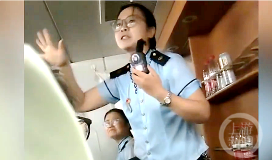 K396次列车因北京暴雨滞留门头沟27小时：女乘务员哽咽安抚乘客，有乘客家属称已断联_凤凰网