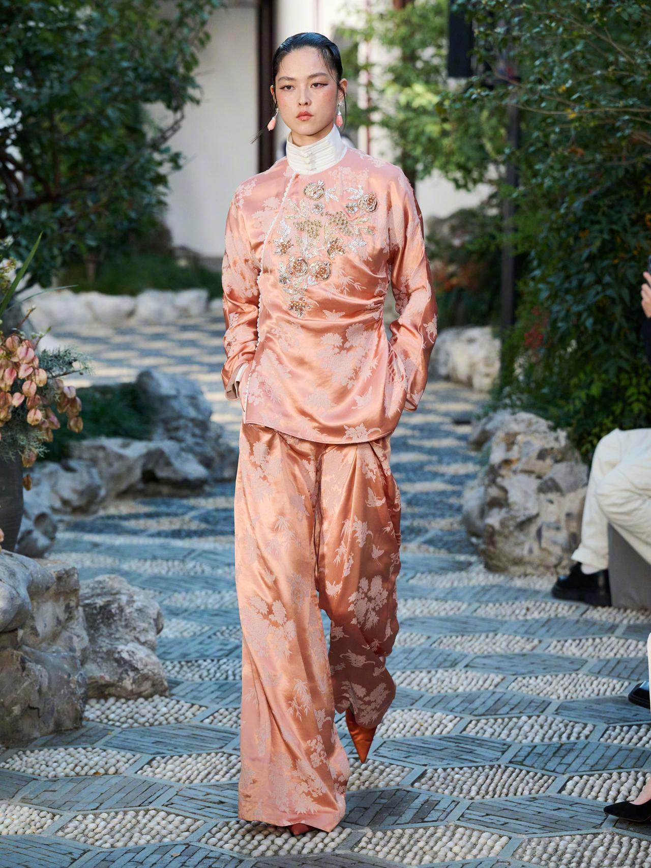 近日，M essential @MessentialOfficial_凤凰网