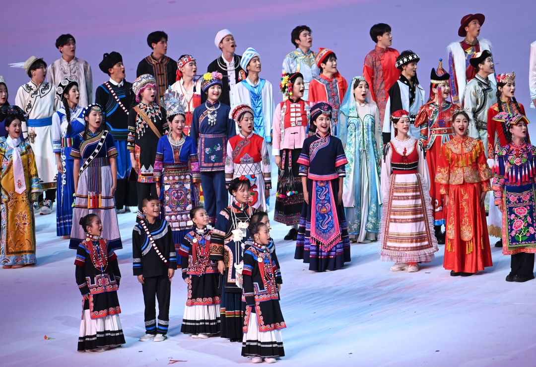在团结中一路成长，56个民族大学生开幕式上深情同唱《歌唱祖国》_凤凰网